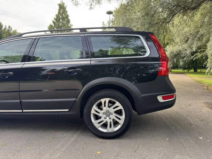 Black Volvo XC70 2012 in Jurmala, with an engine capacity of 2.40 L and mileage of 244 thousand km for 7999 €, photo 10 on AUTOMOTO.COM.LV