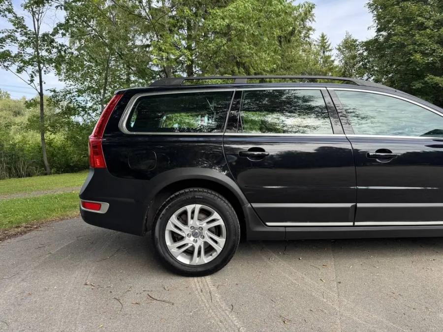 Black Volvo XC70 2012 in Jurmala, with an engine capacity of 2.40 L and mileage of 244 thousand km for 7999 €, photo 13 on AUTOMOTO.COM.LV