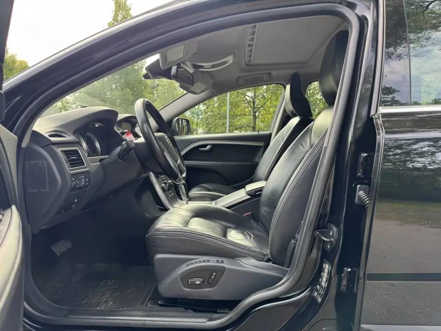 Black Volvo XC70 2012 in Jurmala, with an engine capacity of 2.40 L and mileage of 244 thousand km for 7999 €, photo 15 on AUTOMOTO.COM.LV