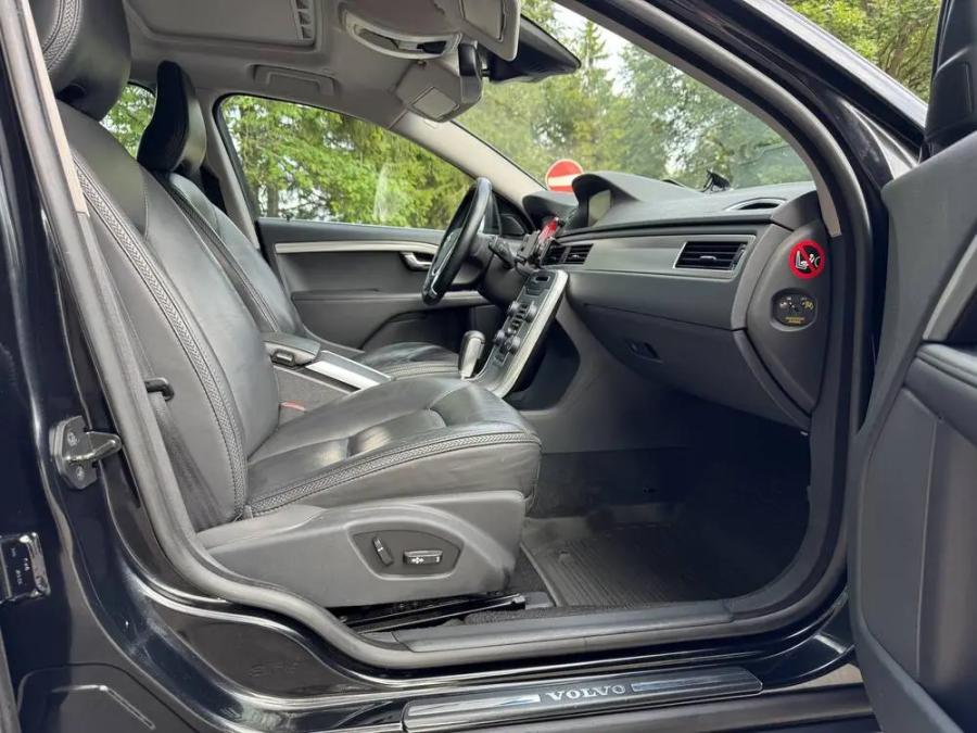 Black Volvo XC70 2012 in Jurmala, with an engine capacity of 2.40 L and mileage of 244 thousand km for 7999 €, photo 18 on AUTOMOTO.COM.LV