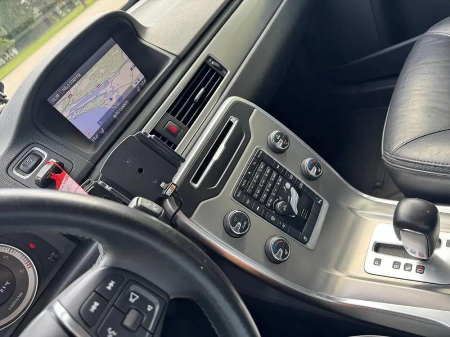Black Volvo XC70 2012 in Jurmala, with an engine capacity of 2.40 L and mileage of 244 thousand km for 7999 €, photo 21 on AUTOMOTO.COM.LV
