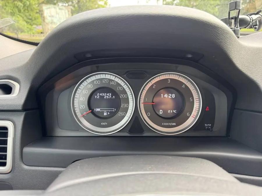 Black Volvo XC70 2012 in Jurmala, with an engine capacity of 2.40 L and mileage of 244 thousand km for 7999 €, photo 22 on AUTOMOTO.COM.LV