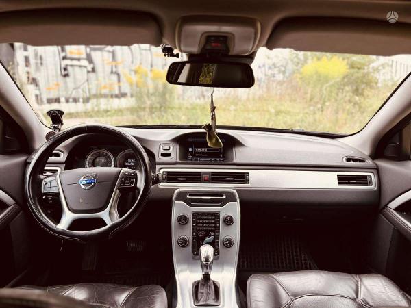 Black Volvo XC70 2012 in Vilnius, with an engine capacity of 2.40 L and mileage of 265 thousand km for 10490 €, photo 8 on AUTOMOTO.COM.LV