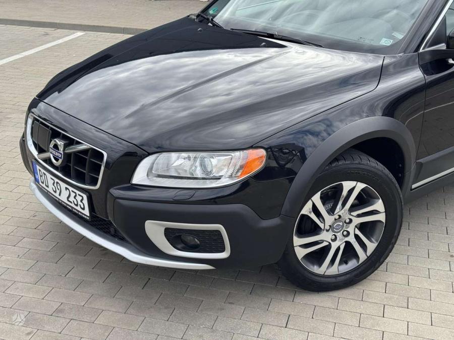 Black Volvo XC70 2012 in Jonava, with an engine capacity of 2.40 L and mileage of 326 thousand km for 8999 €, photo 3 on AUTOMOTO.COM.LV