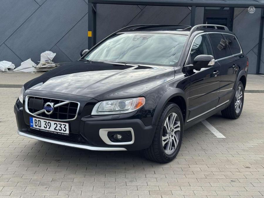 Black Volvo XC70 2012 in Jonava, with an engine capacity of 2.40 L and mileage of 326 thousand km for 8999 €, photo 4 on AUTOMOTO.COM.LV