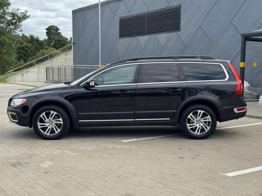 Black Volvo XC70 2012 in Jonava, with an engine capacity of 2.40 L and mileage of 326 thousand km for 8999 €, photo 5 on AUTOMOTO.COM.LV