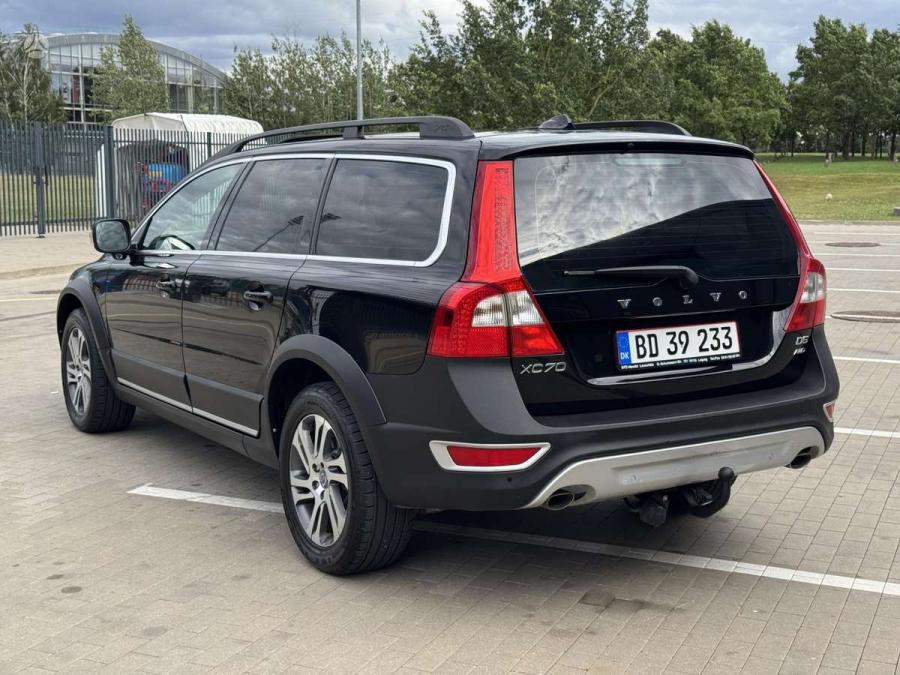 Black Volvo XC70 2012 in Jonava, with an engine capacity of 2.40 L and mileage of 326 thousand km for 8999 €, photo 6 on AUTOMOTO.COM.LV
