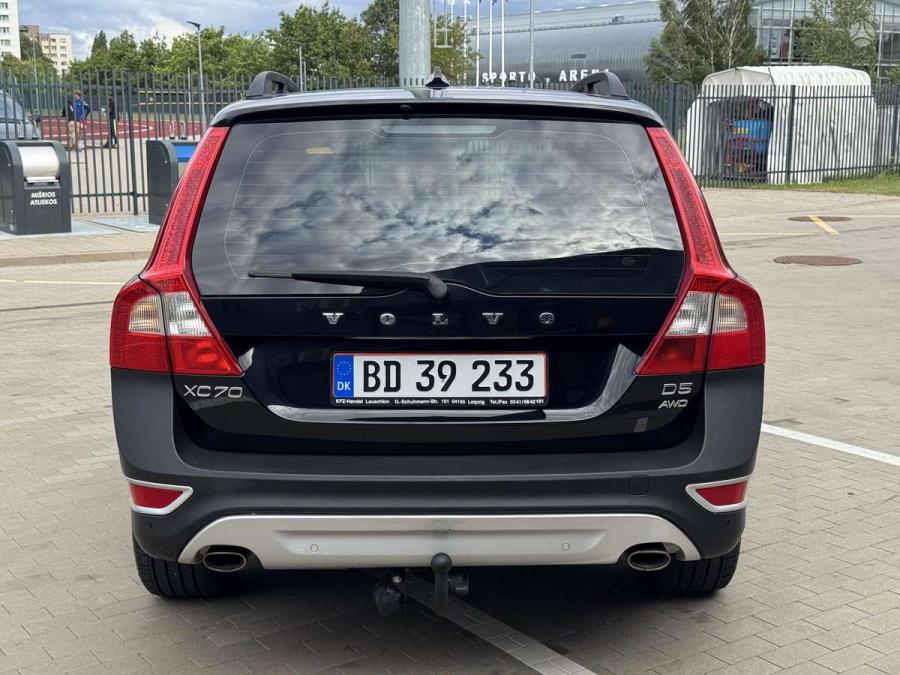 Black Volvo XC70 2012 in Jonava, with an engine capacity of 2.40 L and mileage of 326 thousand km for 8999 €, photo 7 on AUTOMOTO.COM.LV