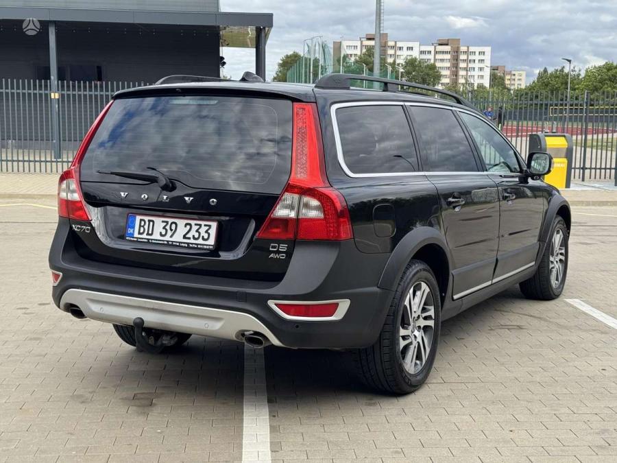 Black Volvo XC70 2012 in Jonava, with an engine capacity of 2.40 L and mileage of 326 thousand km for 8999 €, photo 8 on AUTOMOTO.COM.LV