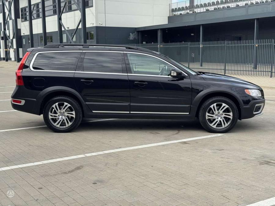 Black Volvo XC70 2012 in Jonava, with an engine capacity of 2.40 L and mileage of 326 thousand km for 8999 €, photo 9 on AUTOMOTO.COM.LV