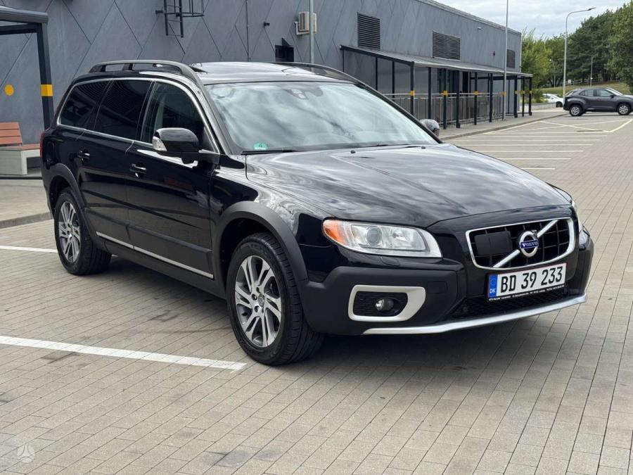 Black Volvo XC70 2012 in Jonava, with an engine capacity of 2.40 L and mileage of 326 thousand km for 8999 €, photo 10 on AUTOMOTO.COM.LV