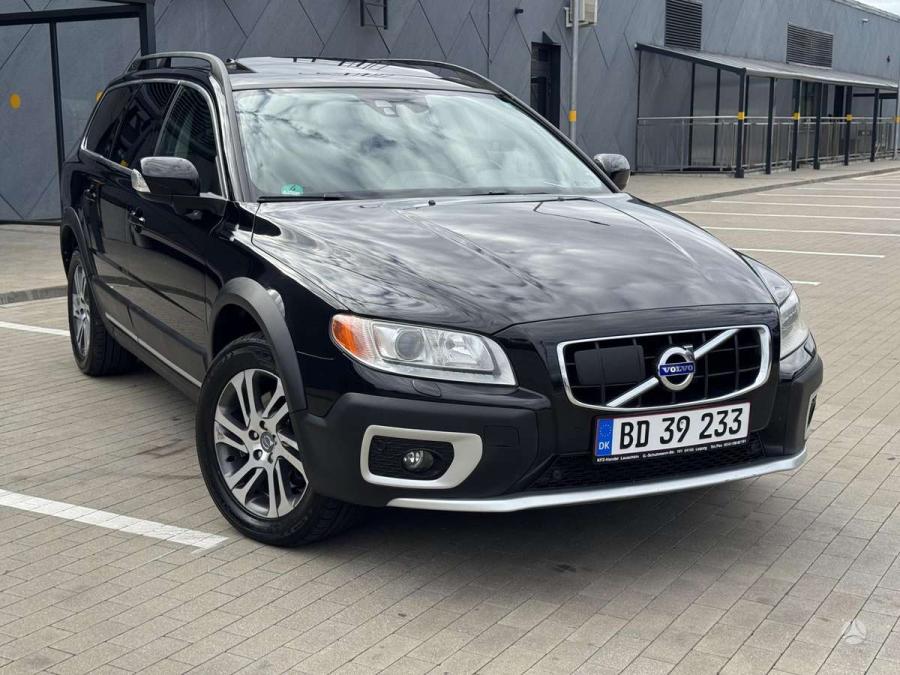 Black Volvo XC70 2012 in Jonava, with an engine capacity of 2.40 L and mileage of 326 thousand km for 8999 €, photo 11 on AUTOMOTO.COM.LV