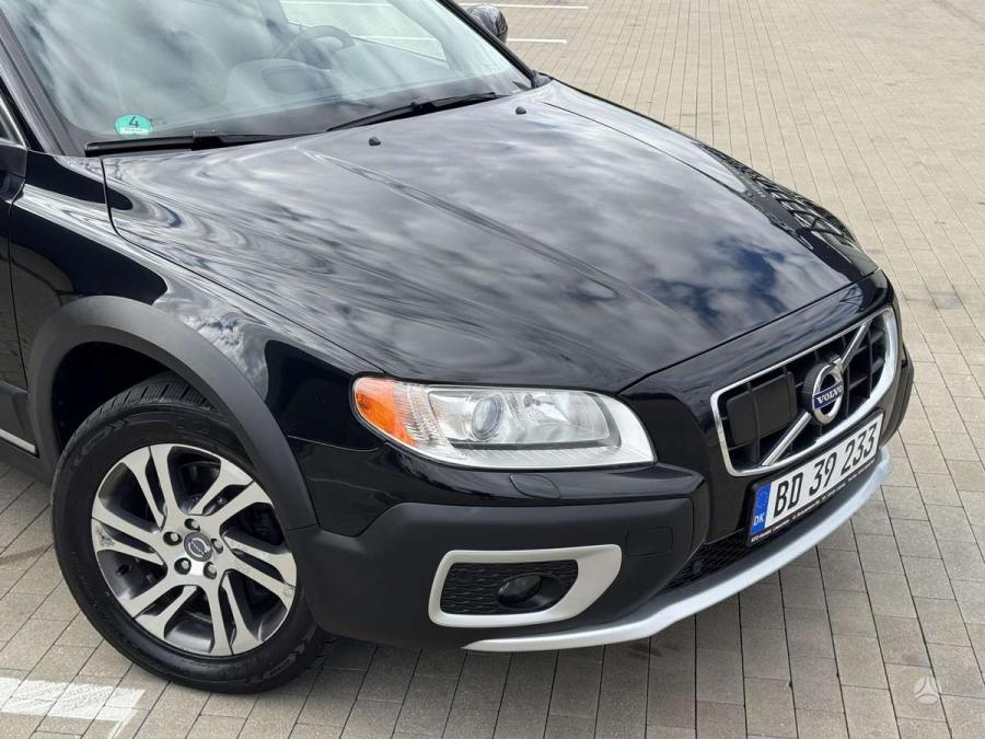 Black Volvo XC70 2012 in Jonava, with an engine capacity of 2.40 L and mileage of 326 thousand km for 8999 €, photo 12 on AUTOMOTO.COM.LV