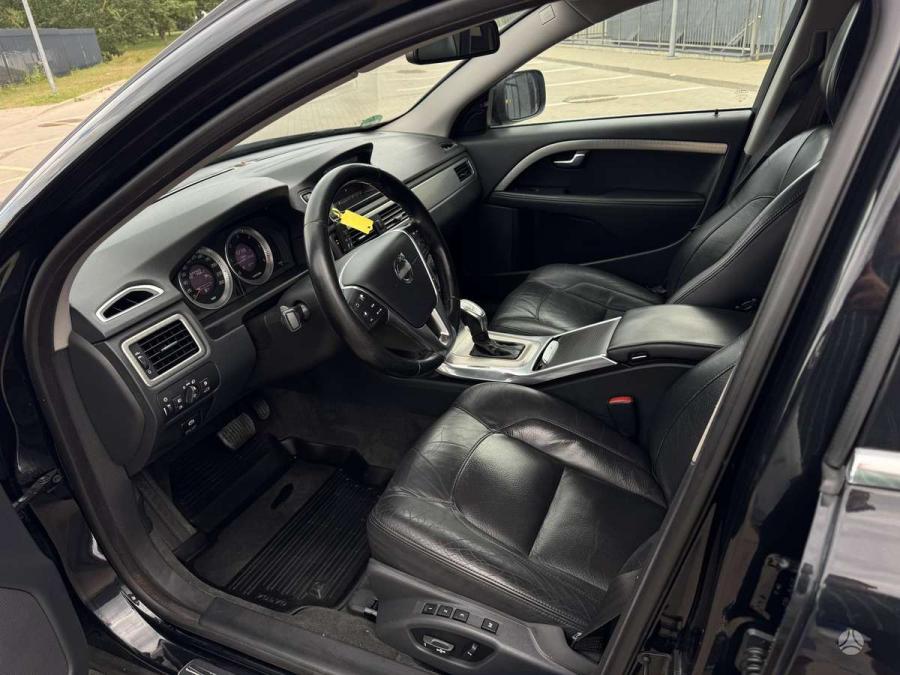 Black Volvo XC70 2012 in Jonava, with an engine capacity of 2.40 L and mileage of 326 thousand km for 8999 €, photo 13 on AUTOMOTO.COM.LV