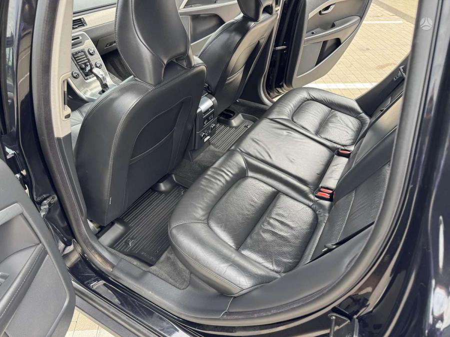 Black Volvo XC70 2012 in Jonava, with an engine capacity of 2.40 L and mileage of 326 thousand km for 8999 €, photo 15 on AUTOMOTO.COM.LV