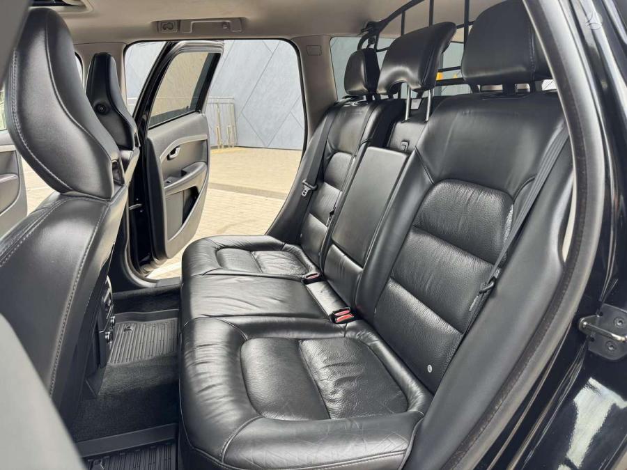 Black Volvo XC70 2012 in Jonava, with an engine capacity of 2.40 L and mileage of 326 thousand km for 8999 €, photo 16 on AUTOMOTO.COM.LV