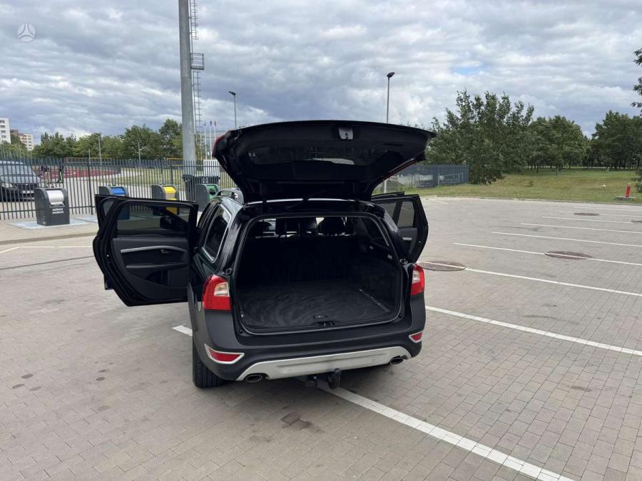 Black Volvo XC70 2012 in Jonava, with an engine capacity of 2.40 L and mileage of 326 thousand km for 8999 €, photo 17 on AUTOMOTO.COM.LV