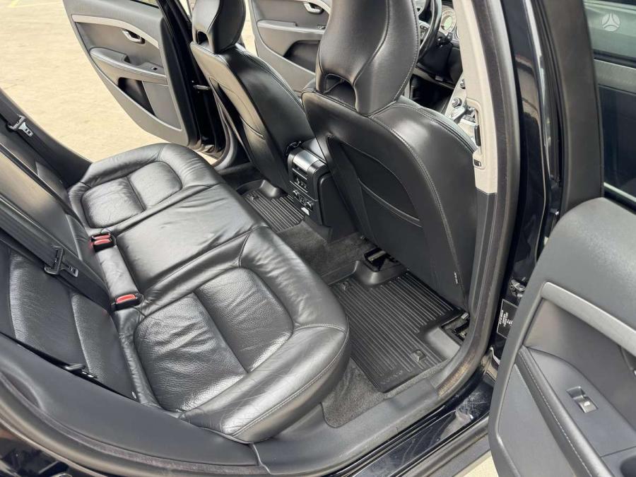 Black Volvo XC70 2012 in Jonava, with an engine capacity of 2.40 L and mileage of 326 thousand km for 8999 €, photo 18 on AUTOMOTO.COM.LV