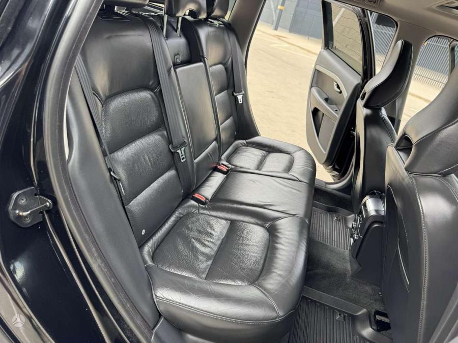 Black Volvo XC70 2012 in Jonava, with an engine capacity of 2.40 L and mileage of 326 thousand km for 8999 €, photo 19 on AUTOMOTO.COM.LV