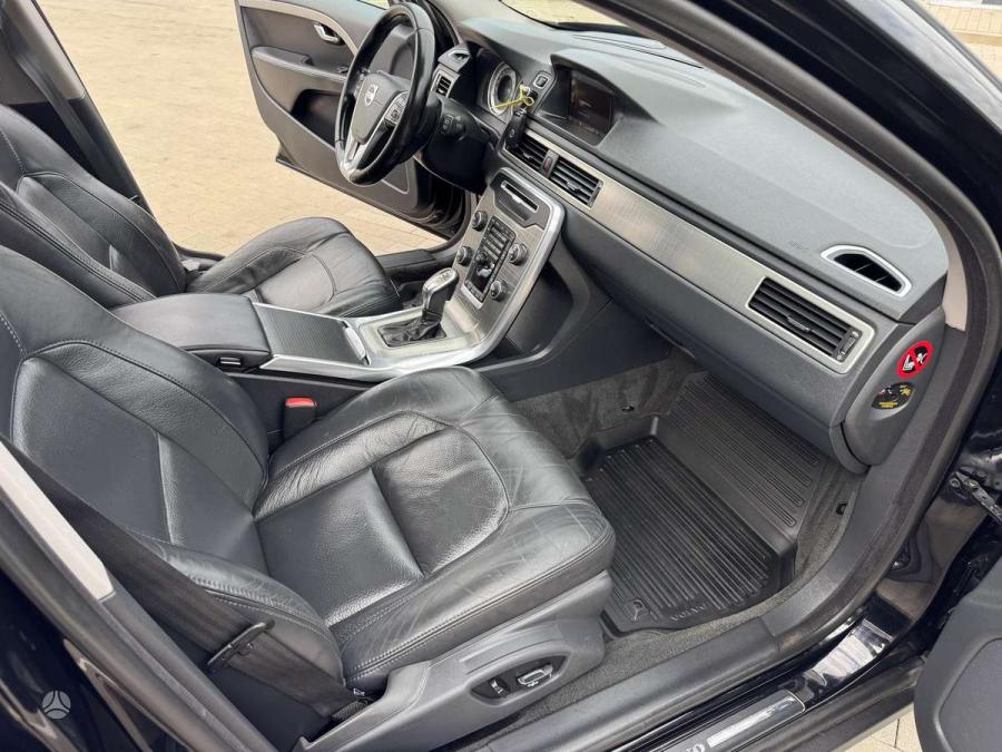 Black Volvo XC70 2012 in Jonava, with an engine capacity of 2.40 L and mileage of 326 thousand km for 8999 €, photo 20 on AUTOMOTO.COM.LV