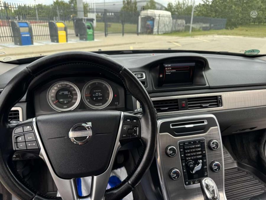 Black Volvo XC70 2012 in Jonava, with an engine capacity of 2.40 L and mileage of 326 thousand km for 8999 €, photo 28 on AUTOMOTO.COM.LV
