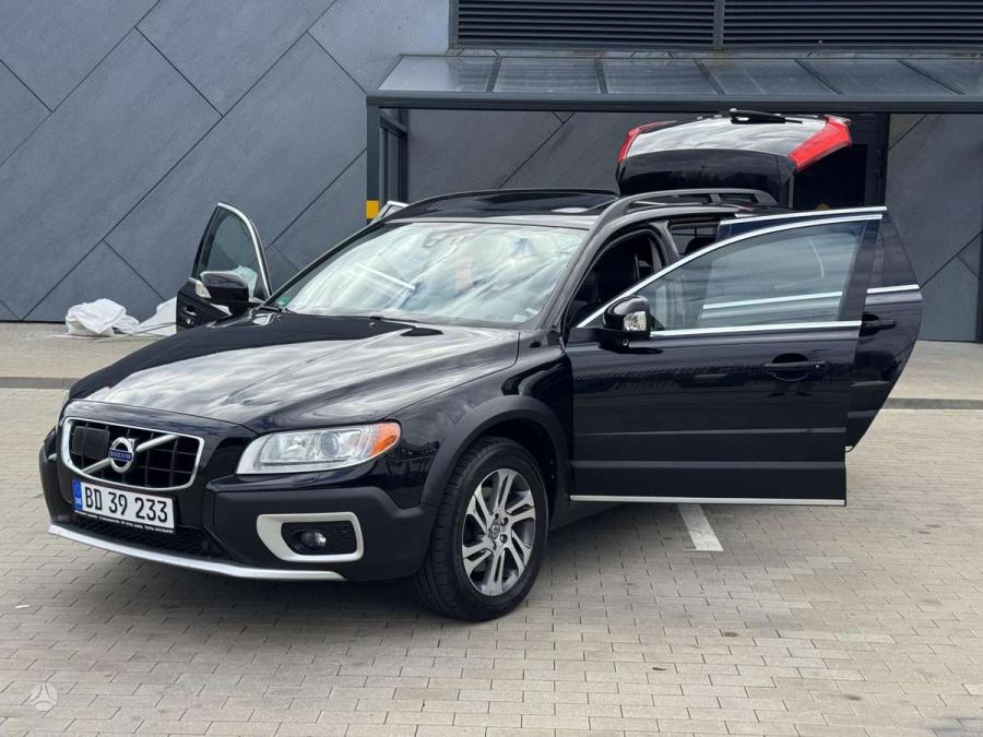 Black Volvo XC70 2012 in Jonava, with an engine capacity of 2.40 L and mileage of 326 thousand km for 8999 €, photo 30 on AUTOMOTO.COM.LV