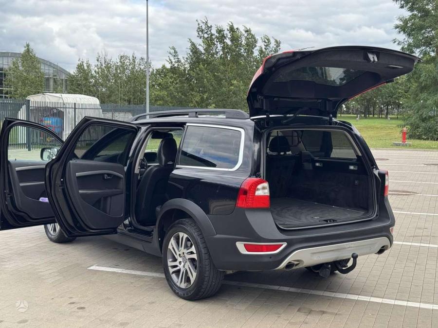 Black Volvo XC70 2012 in Jonava, with an engine capacity of 2.40 L and mileage of 326 thousand km for 8999 €, photo 33 on AUTOMOTO.COM.LV