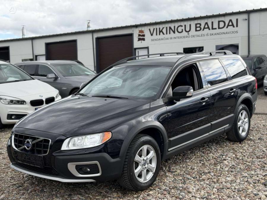 Black Volvo XC70 2012 in Utena, with an engine capacity of 2.40 L and mileage of 280 thousand km for 5990 €, photo 6 on AUTOMOTO.COM.LV