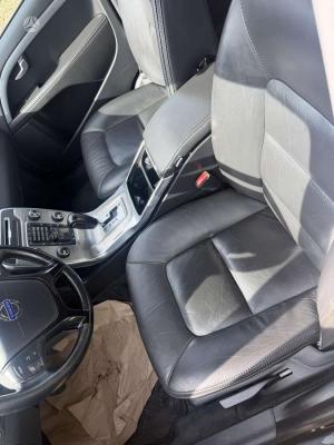 Black Volvo XC70 2012 in Utena, with an engine capacity of 2.40 L and mileage of 280 thousand km for 5990 €, photo 7 on AUTOMOTO.COM.LV