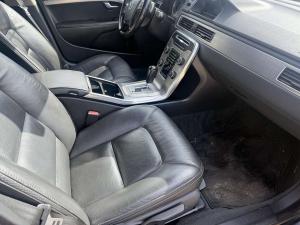 Black Volvo XC70 2012 in Utena, with an engine capacity of 2.40 L and mileage of 280 thousand km for 5990 €, photo 8 on AUTOMOTO.COM.LV