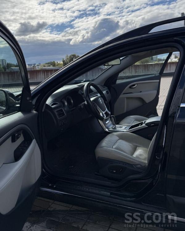 Melns Volvo XC70 2012 Rīga, ar dzinēja tilpumu 2.00 L un nobraukumu 295 tūkst. km par 8000 €, foto 5 vietnē AUTOMOTO.COM.LV