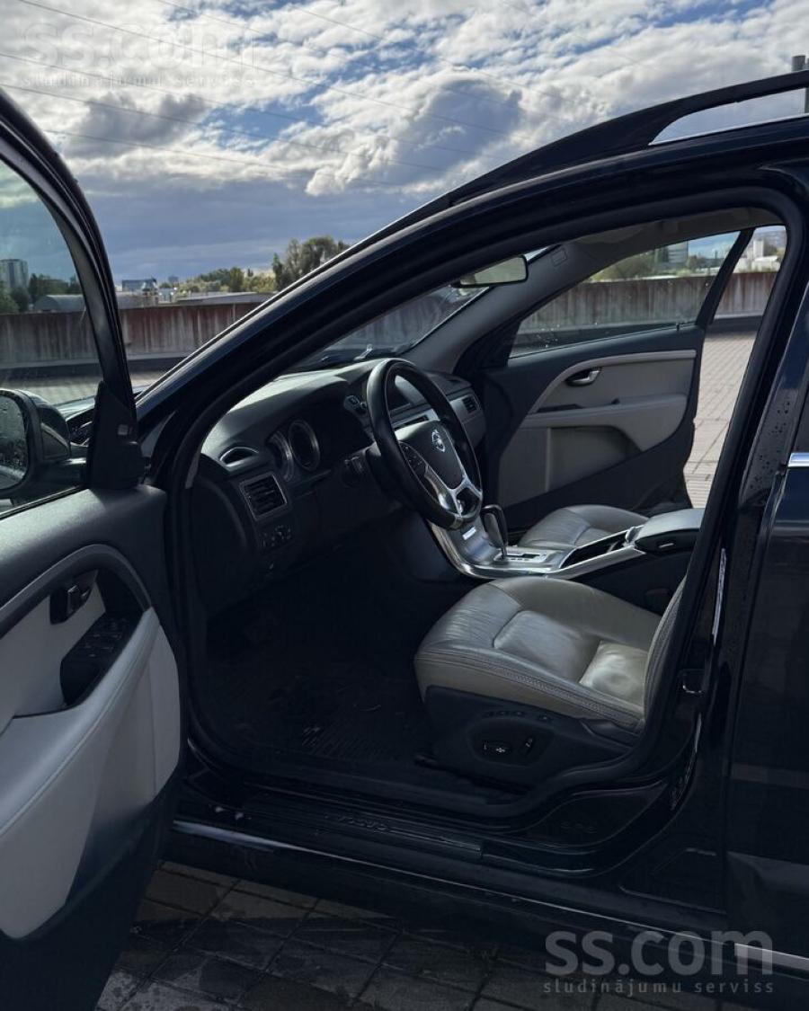 Melns Volvo XC70 2012 Rīga, ar dzinēja tilpumu 2.00 L un nobraukumu 295 tūkst. km par 8000 €, foto 5 vietnē AUTOMOTO.COM.LV