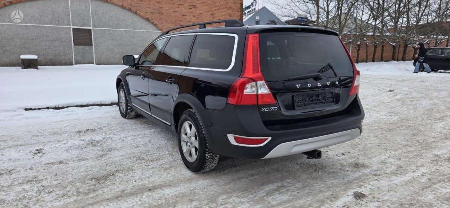 Black Volvo XC70 2013 in Siauliai, with an engine capacity of 3.19 L and mileage of 196 thousand km for 9800 €, photo 4 on AUTOMOTO.COM.LV