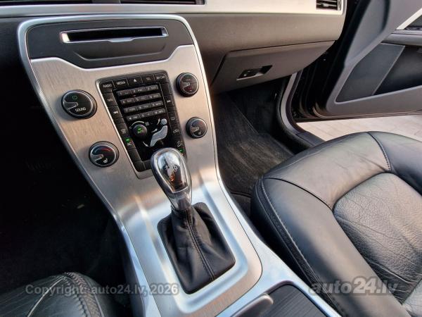 Melns Volvo XC70 2013 Tartu, ar dzinēja tilpumu 2.40 L un nobraukumu 284 tūkst. km par 11490 €, foto 10 vietnē AUTOMOTO.COM.LV