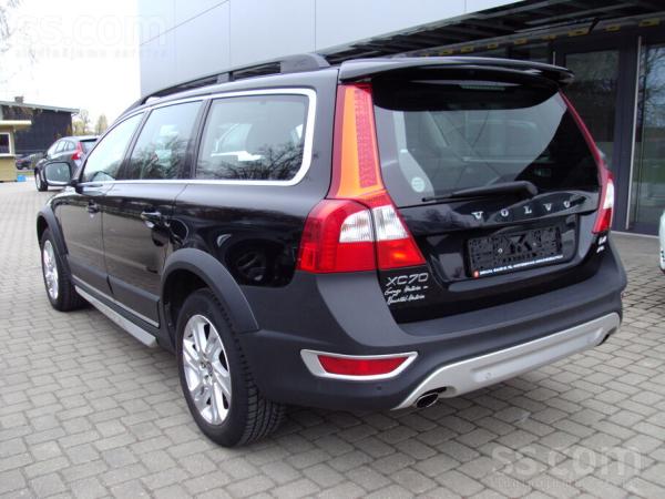 Melns Volvo XC70 2013 Rīga, ar dzinēja tilpumu 2.40 L un nobraukumu 221 tūkst. km par 13300 €, foto 4 vietnē AUTOMOTO.COM.LV