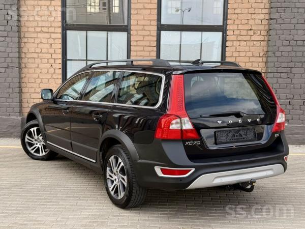Black Volvo XC70 2013 in Riga, with an engine capacity of 2.00 L and mileage of 275 thousand km for 9980 €, photo 4 on AUTOMOTO.COM.LV