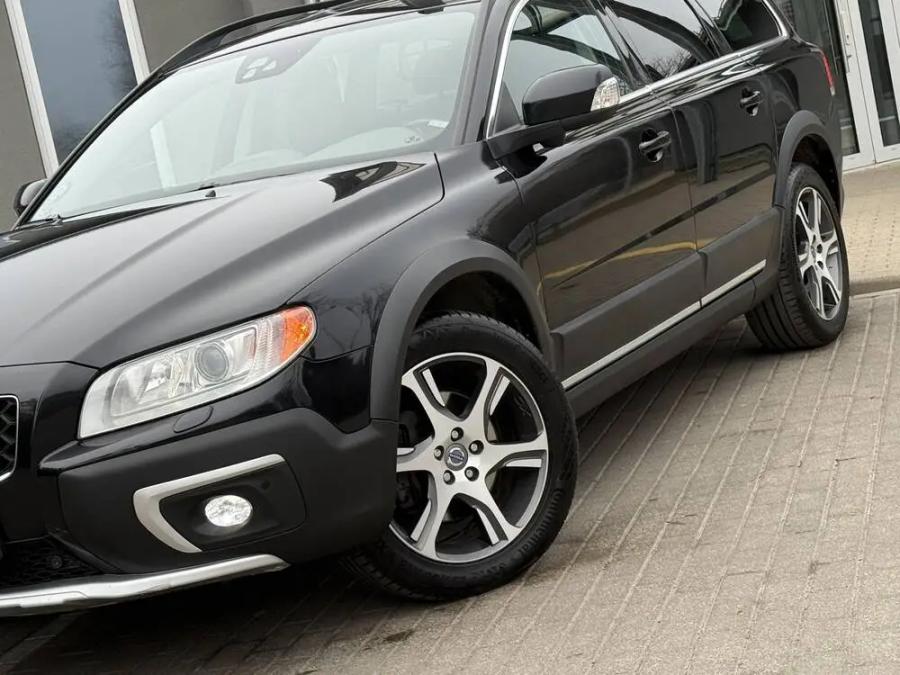 Black Volvo XC70 2013 in Jurmala, with an engine capacity of 2.40 L and mileage of 273 thousand km for 10950 €, photo 4 on AUTOMOTO.COM.LV