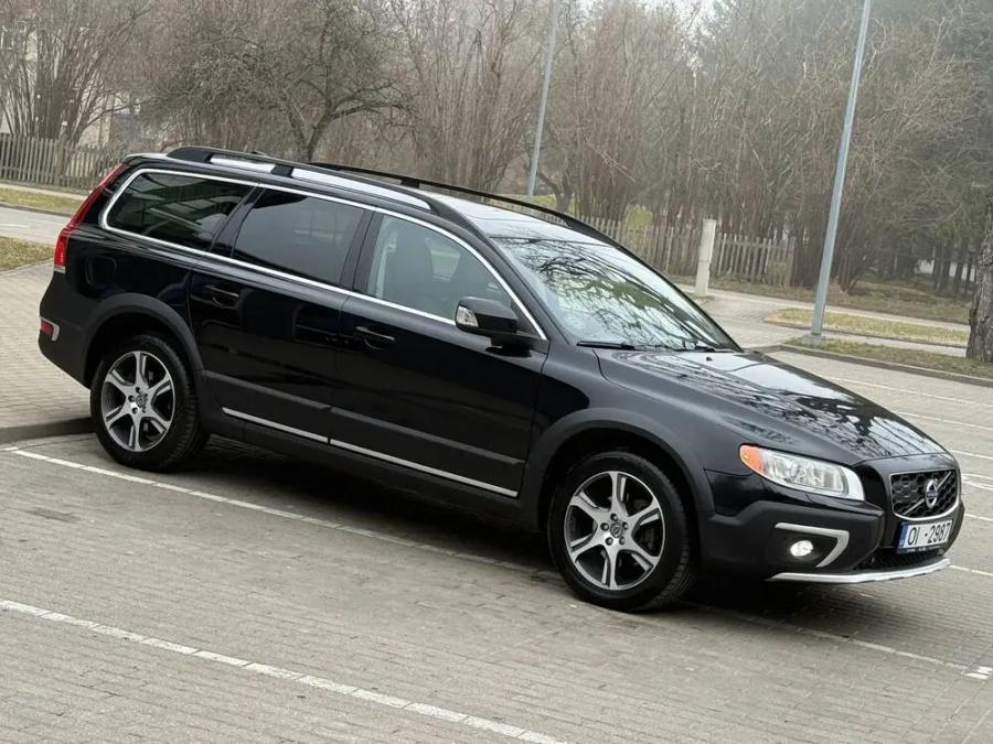Black Volvo XC70 2013 in Jurmala, with an engine capacity of 2.40 L and mileage of 273 thousand km for 10950 €, photo 8 on AUTOMOTO.COM.LV