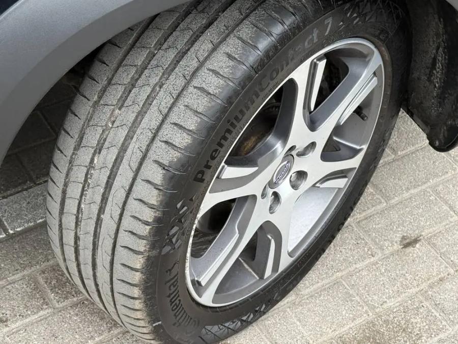 Black Volvo XC70 2013 in Jurmala, with an engine capacity of 2.40 L and mileage of 273 thousand km for 10950 €, photo 10 on AUTOMOTO.COM.LV