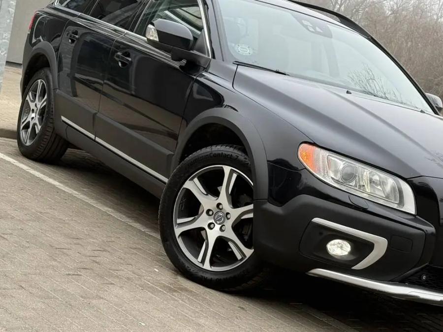 Black Volvo XC70 2013 in Jurmala, with an engine capacity of 2.40 L and mileage of 273 thousand km for 10950 €, photo 13 on AUTOMOTO.COM.LV