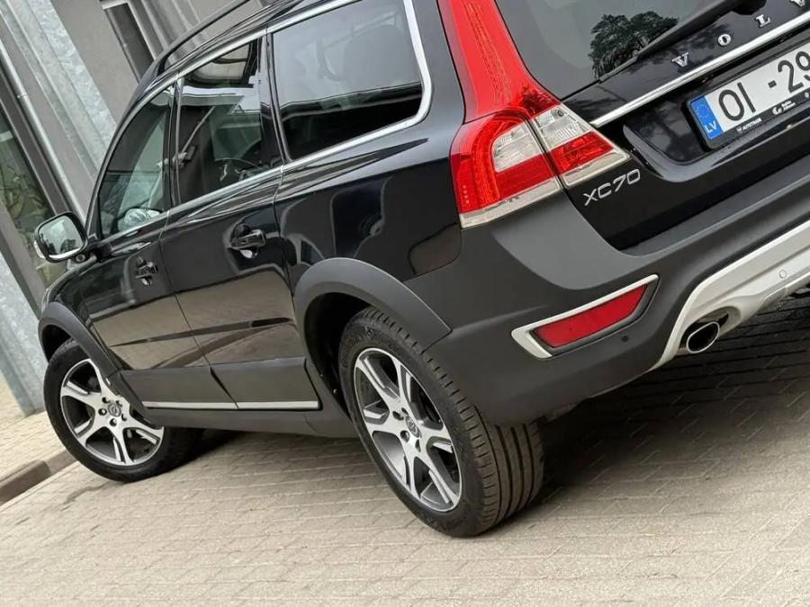 Black Volvo XC70 2013 in Jurmala, with an engine capacity of 2.40 L and mileage of 273 thousand km for 10950 €, photo 17 on AUTOMOTO.COM.LV