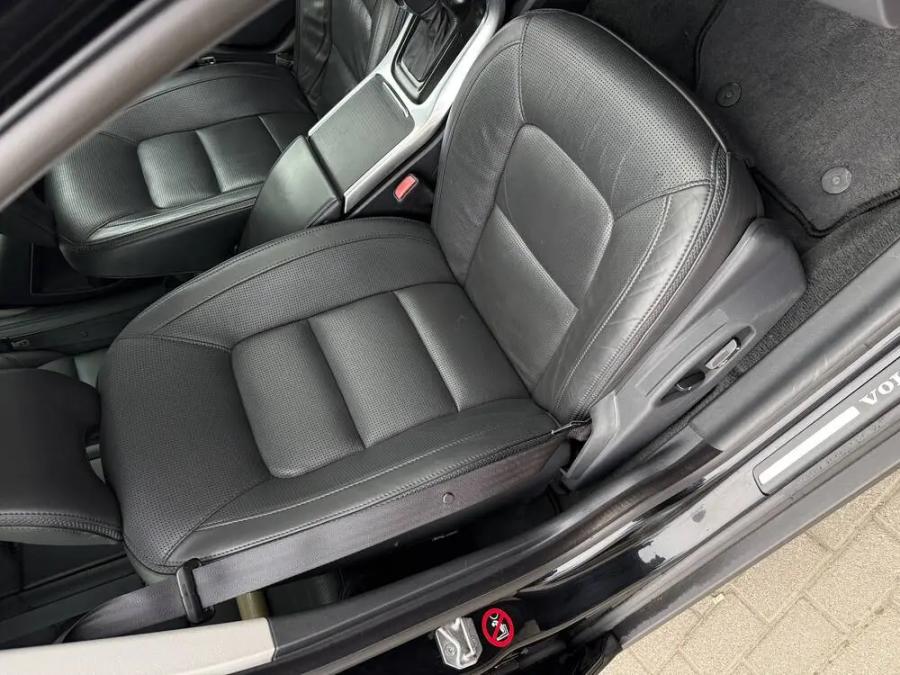 Black Volvo XC70 2013 in Jurmala, with an engine capacity of 2.40 L and mileage of 273 thousand km for 10950 €, photo 19 on AUTOMOTO.COM.LV