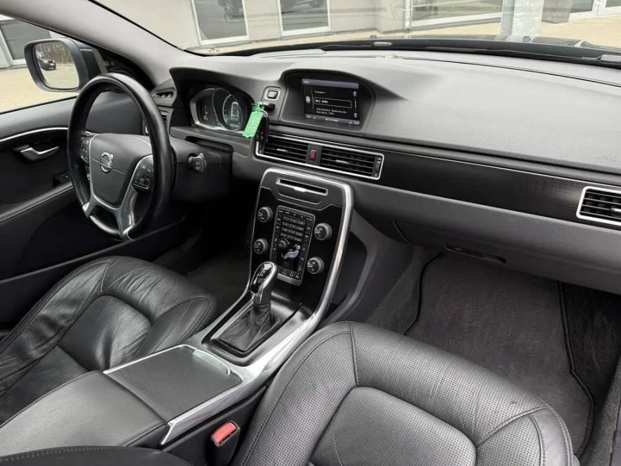 Black Volvo XC70 2013 in Jurmala, with an engine capacity of 2.40 L and mileage of 273 thousand km for 10950 €, photo 20 on AUTOMOTO.COM.LV