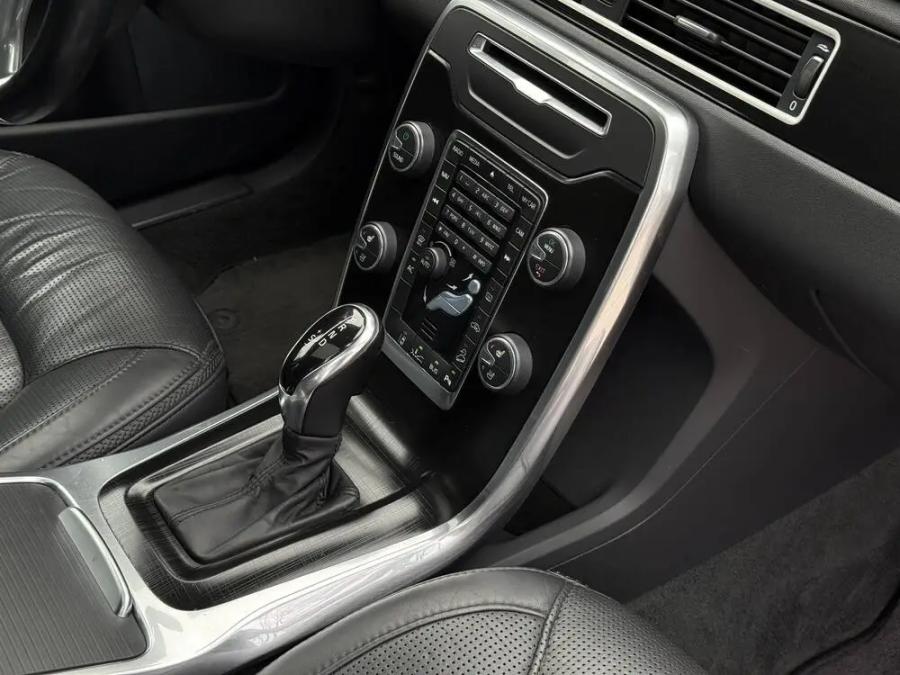 Black Volvo XC70 2013 in Jurmala, with an engine capacity of 2.40 L and mileage of 273 thousand km for 10950 €, photo 21 on AUTOMOTO.COM.LV