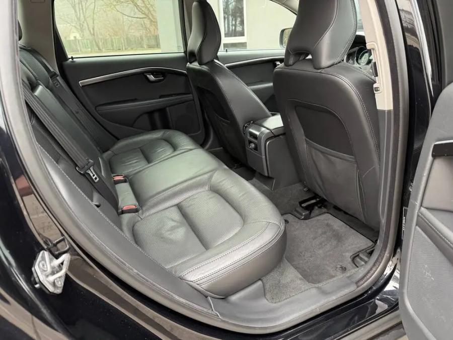 Black Volvo XC70 2013 in Jurmala, with an engine capacity of 2.40 L and mileage of 273 thousand km for 10950 €, photo 22 on AUTOMOTO.COM.LV