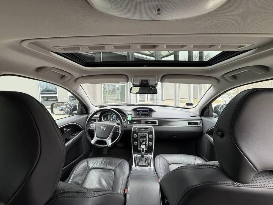 Black Volvo XC70 2013 in Jurmala, with an engine capacity of 2.40 L and mileage of 273 thousand km for 10950 €, photo 23 on AUTOMOTO.COM.LV