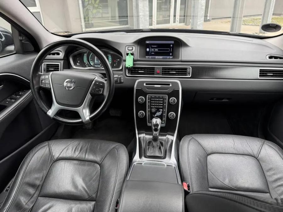 Black Volvo XC70 2013 in Jurmala, with an engine capacity of 2.40 L and mileage of 273 thousand km for 10950 €, photo 24 on AUTOMOTO.COM.LV