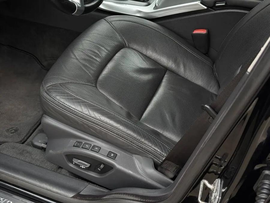 Black Volvo XC70 2013 in Jurmala, with an engine capacity of 2.40 L and mileage of 273 thousand km for 10950 €, photo 26 on AUTOMOTO.COM.LV