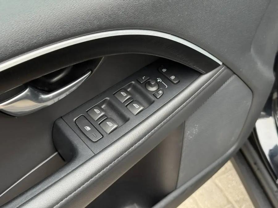 Black Volvo XC70 2013 in Jurmala, with an engine capacity of 2.40 L and mileage of 273 thousand km for 10950 €, photo 27 on AUTOMOTO.COM.LV