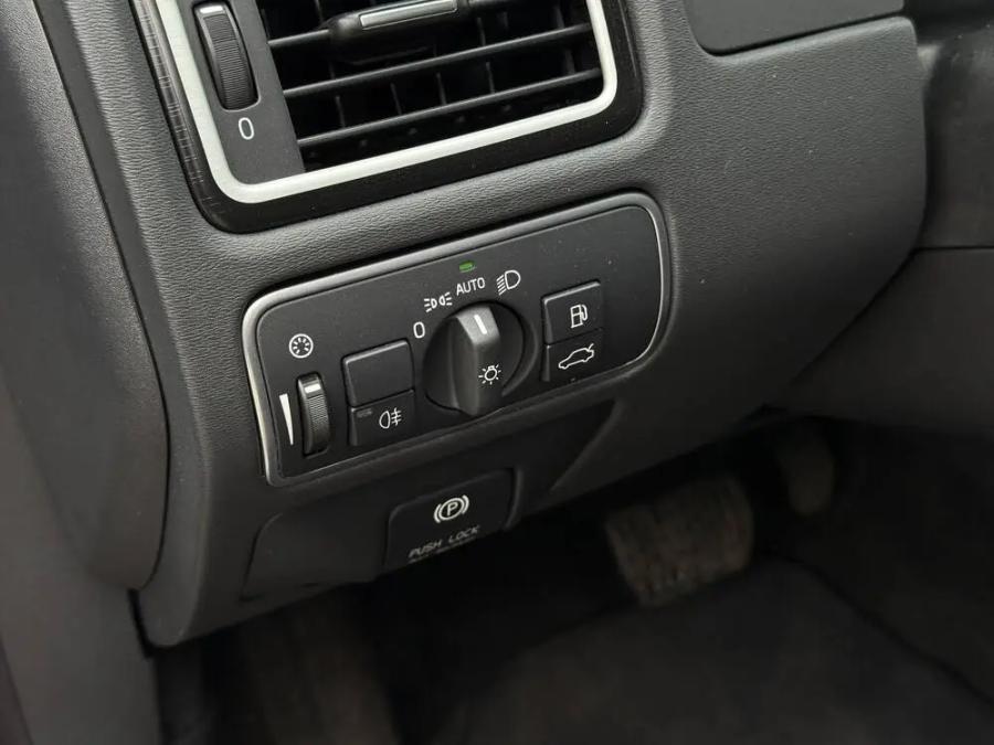 Black Volvo XC70 2013 in Jurmala, with an engine capacity of 2.40 L and mileage of 273 thousand km for 10950 €, photo 28 on AUTOMOTO.COM.LV